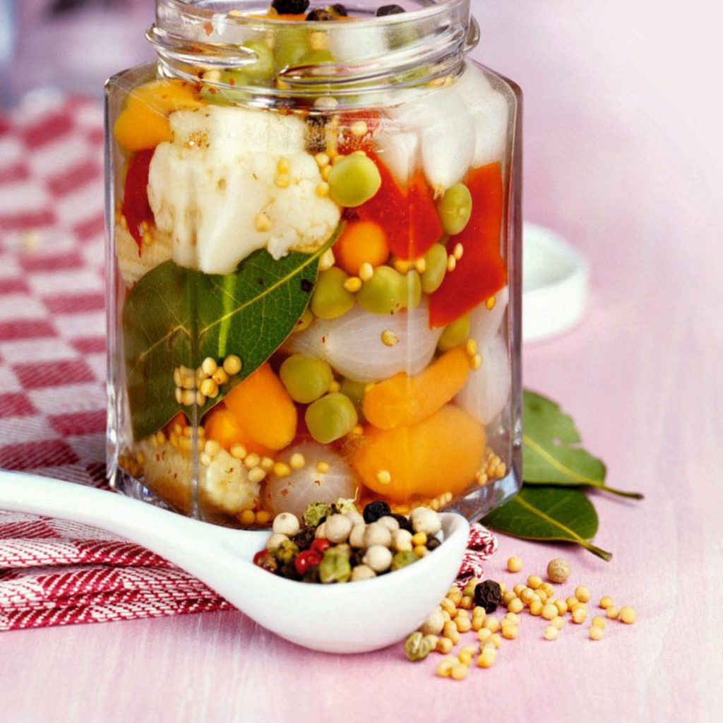 Rețetă de murături asortate. Ce legume și fructe să pui la murat pentru ...